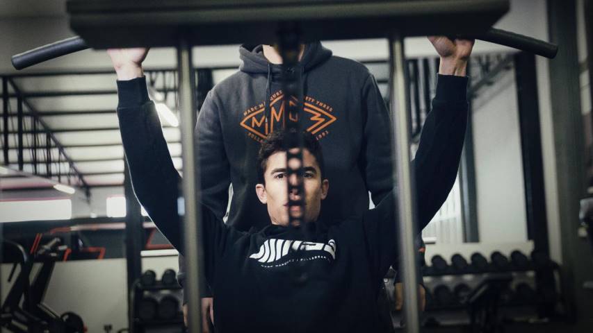 Marc Márquez muestra la masa muscular de su brazo lesionado