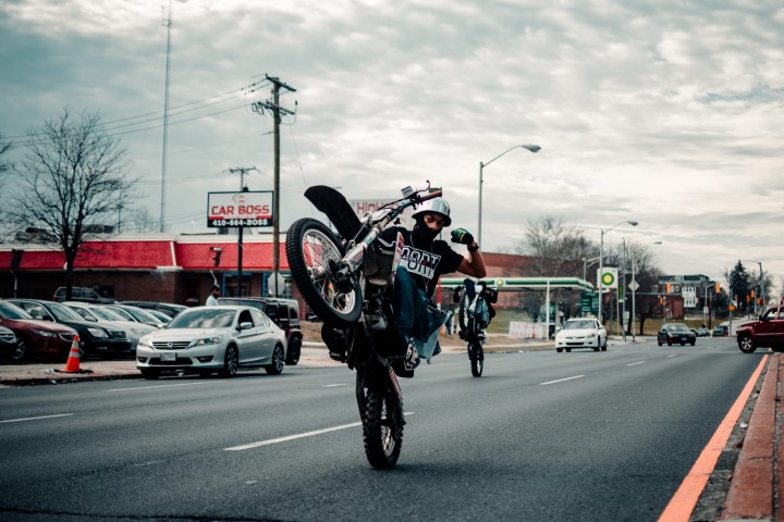 Cómo hacer un caballito en moto | MOTOSAN Cómo hacer un caballito en moto | MOTOSAN