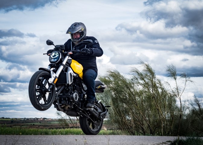 PRUEBA | Voge 350AC, más simple es más efectivo | MOTOSAN