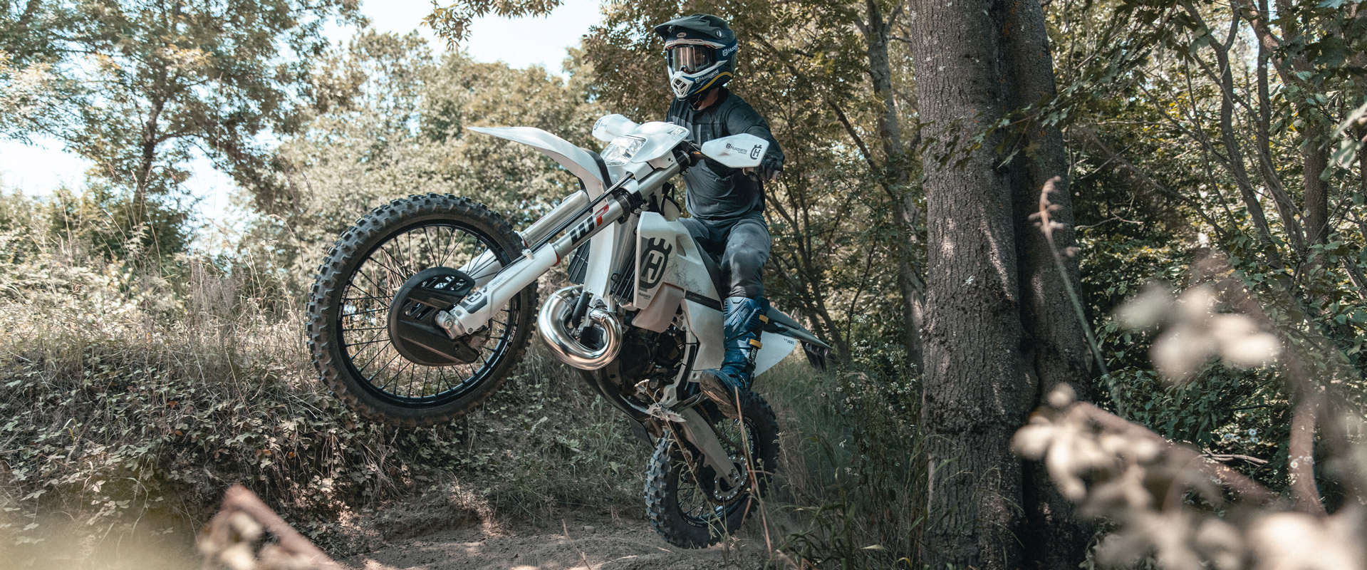 Nueva Husqvarna TE 300 PRO 2025: una 2T con ADN de competición | MOTOSAN