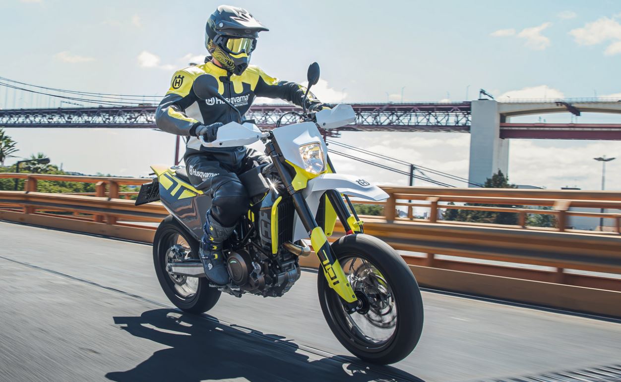 Husqvarna 701 Supermoto: ligera como una pluma, perfectamente ...