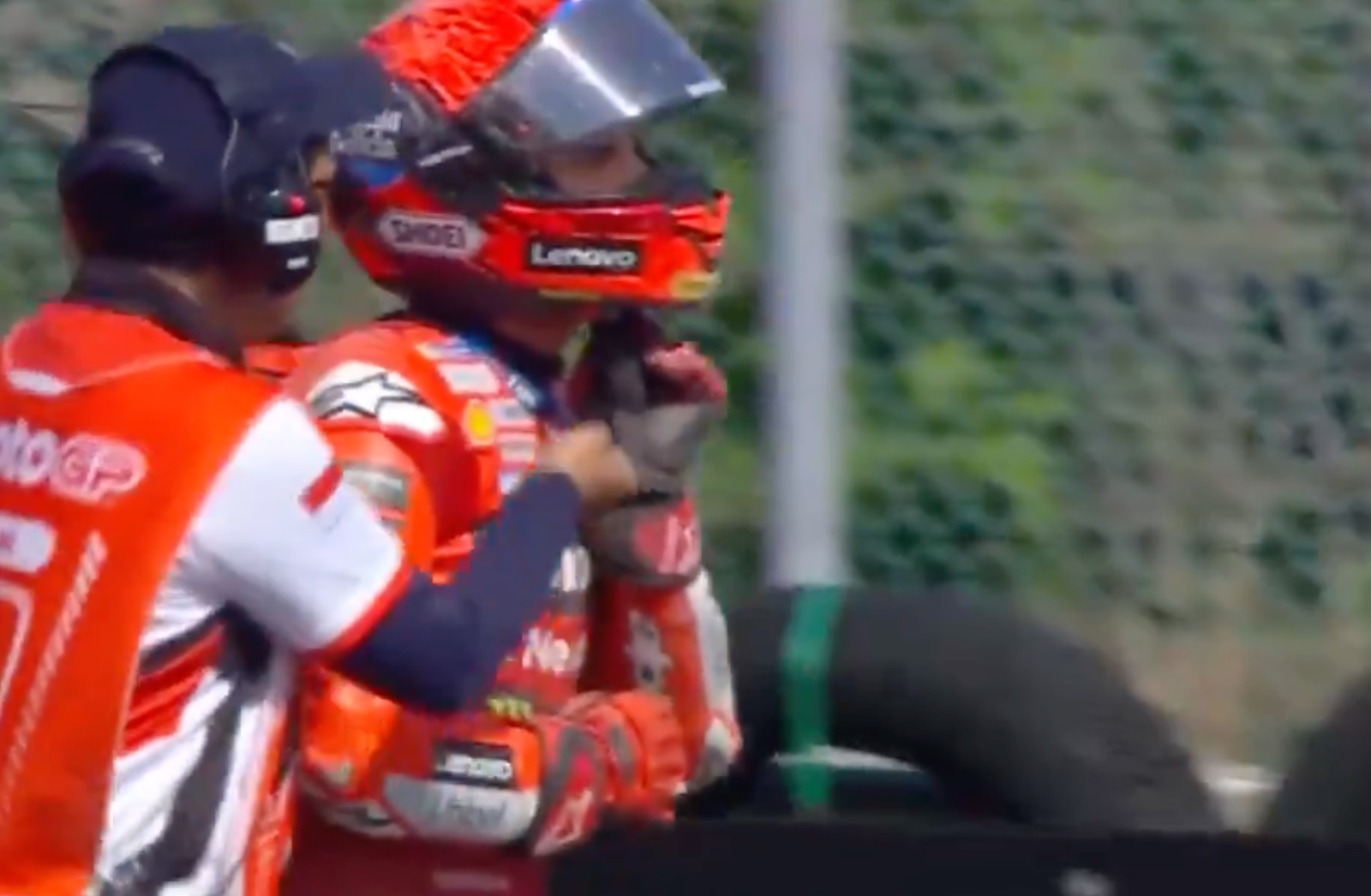 VÍDEO. Bezzecchi tira a Marc Márquez en la primera vuelta, que acaba en el centro médico | MOTOSAN