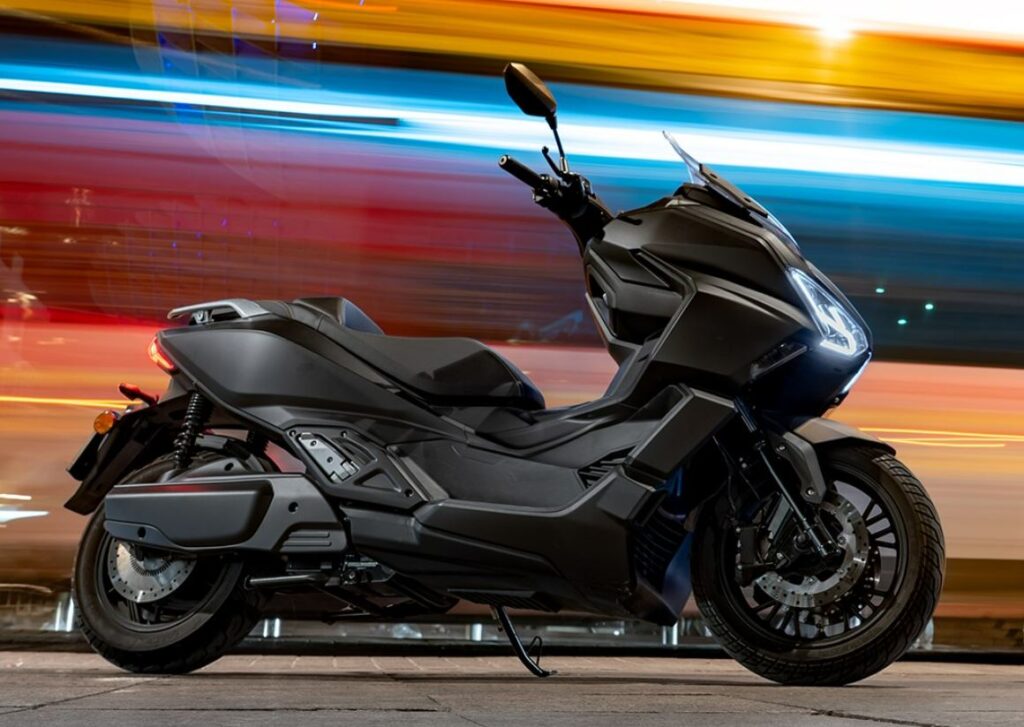 EFUN LION: la primera maxi scooter eléctrica que lo cambia todo | MOTOSAN